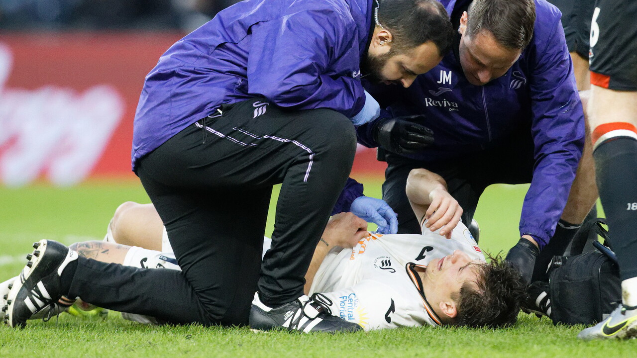 Luke Williams awaits news on Gonçalo Franco injury | Swansea